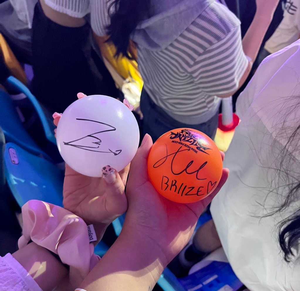 Riize Community Posts 희주님들 저 싸인볼 받았습니다 🧡🧡🧡🧡