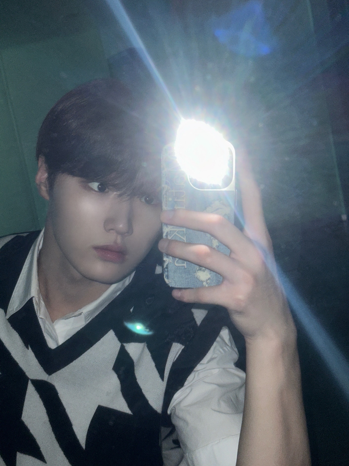 Lun8 Community Post 음 어 거울 셀카 어떻게 찍는 거죠 넘 어렵네요😵‍💫 연구를 좀 해볼게요😘
