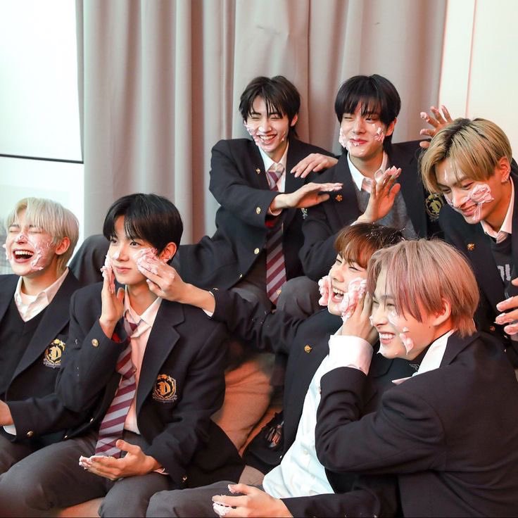 Enhypen Community Posts 우리 엔하이픈 4주년 축하해요 그리고 많은 엔진 분들도 축하해요 앞으로 재밌는