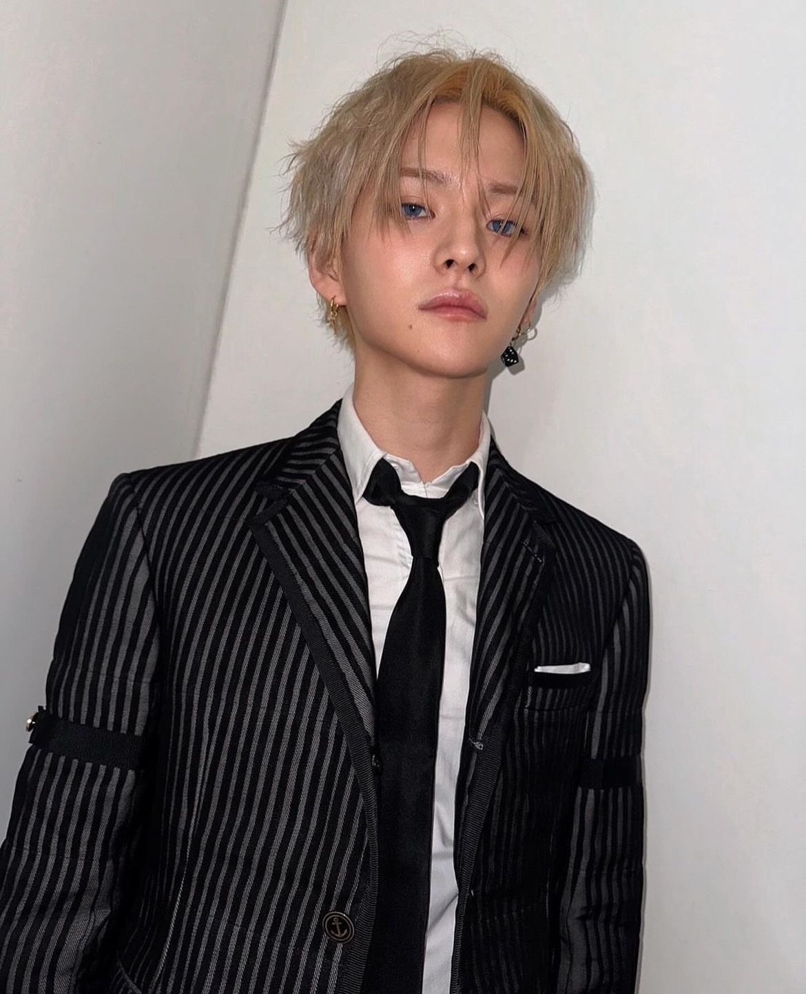 Treasure Community Post To요시 언제봐도 오빠 금발이 정말 잘어울리고 정말 멋있어요 빨리 보고싶어요