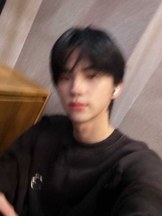 Tws 커뮤니티 포스트 경민이가 찍어준 남찍사와 흔들 셀카 신유