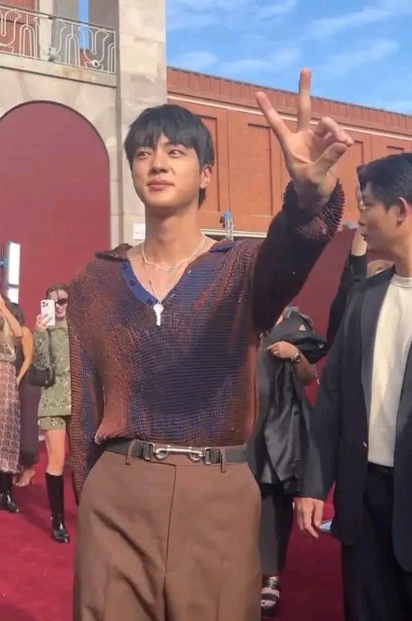 BTS Community Post - la perfeccion hecha hombre nuestro jin cada dia me siento mas orgullosa de ...