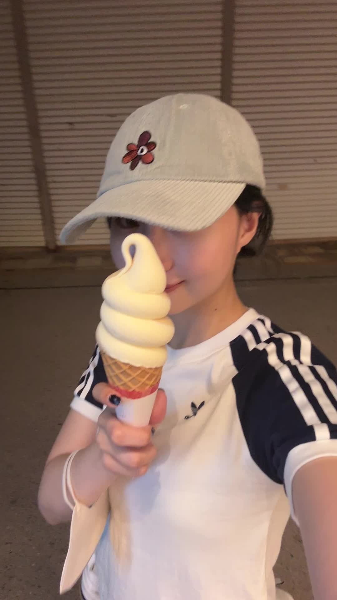 eill Community Post - 広島〜 ︎('ω') ︎ みやたあとおちくんとカツニイとよーちゃんとゆったり夕方の宮島いってゴロゴロしたよ〜明日はライブ〜☺︎ - eill