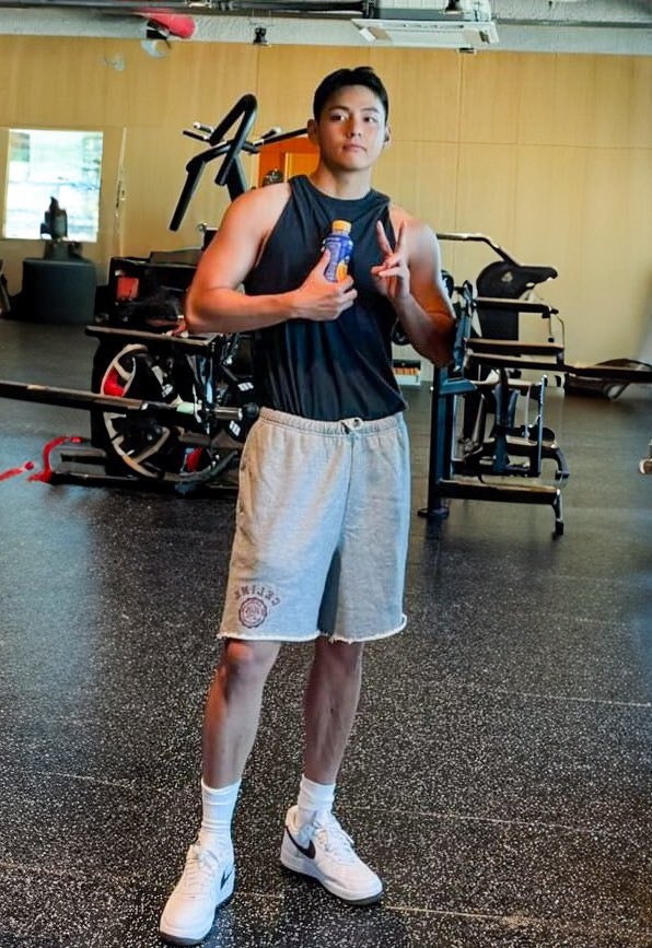 BTS Community Posts - big boy V" ahaha I'm on vacation"🫰💜🫶😄😉🫠 #thv # ...