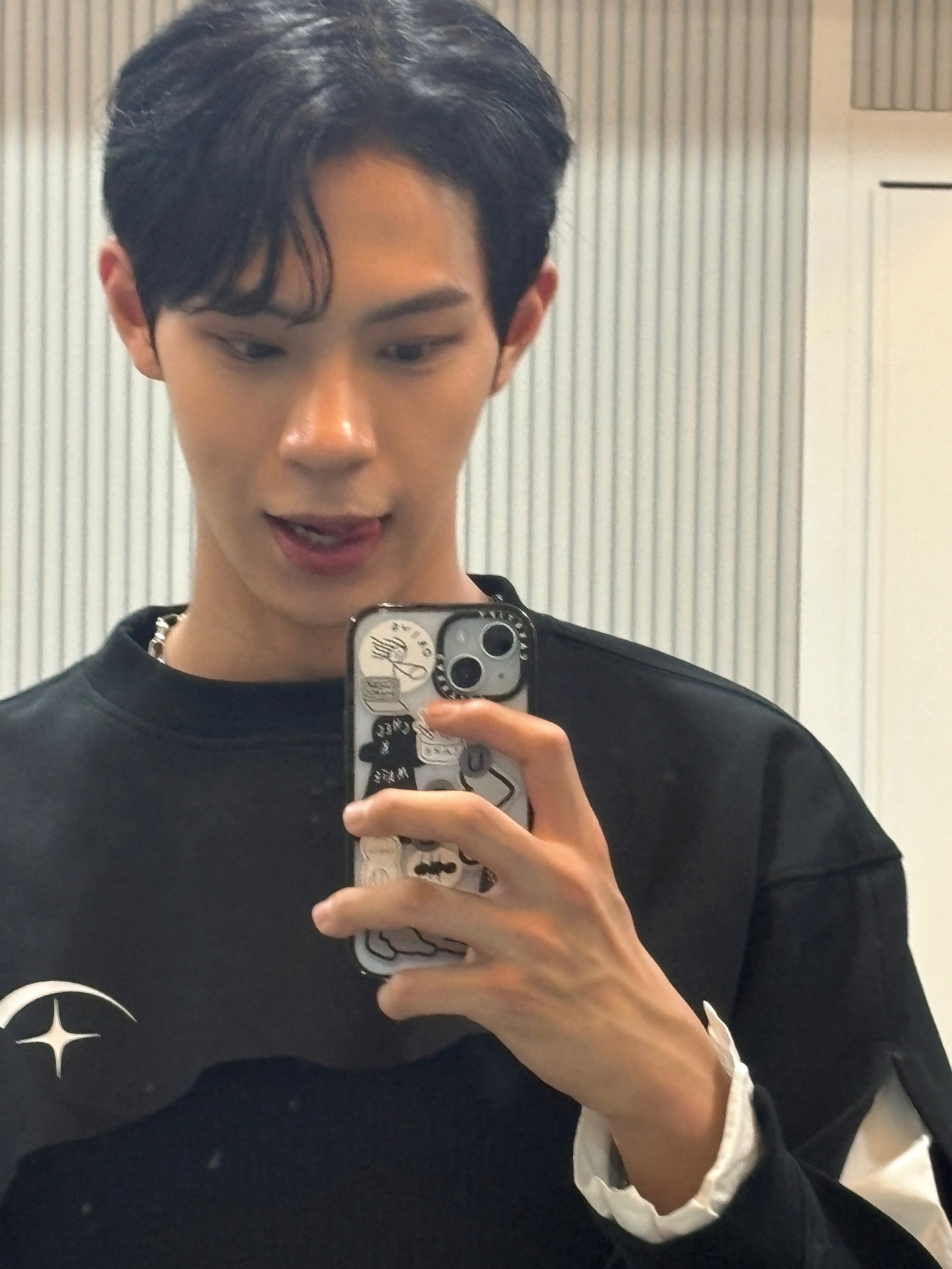 TIOT Community Post - MU:CON에 나타난 홍장꾸 😝😙 - HONG KEON HEE