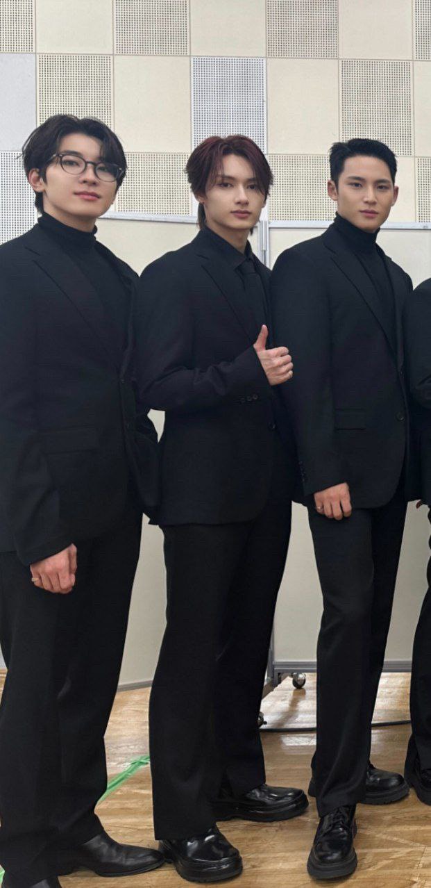 Seventeen Community Posts 그들은 여기 정말 잘생겼어 직원들 그들의 개인 사진을 우리와 공유해줘 😂