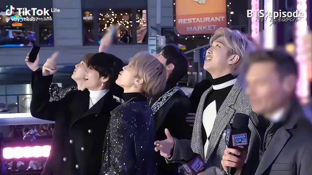 BTS Community Post - Happy New Year, Bts and Army💜🎉🎊 We are always ...