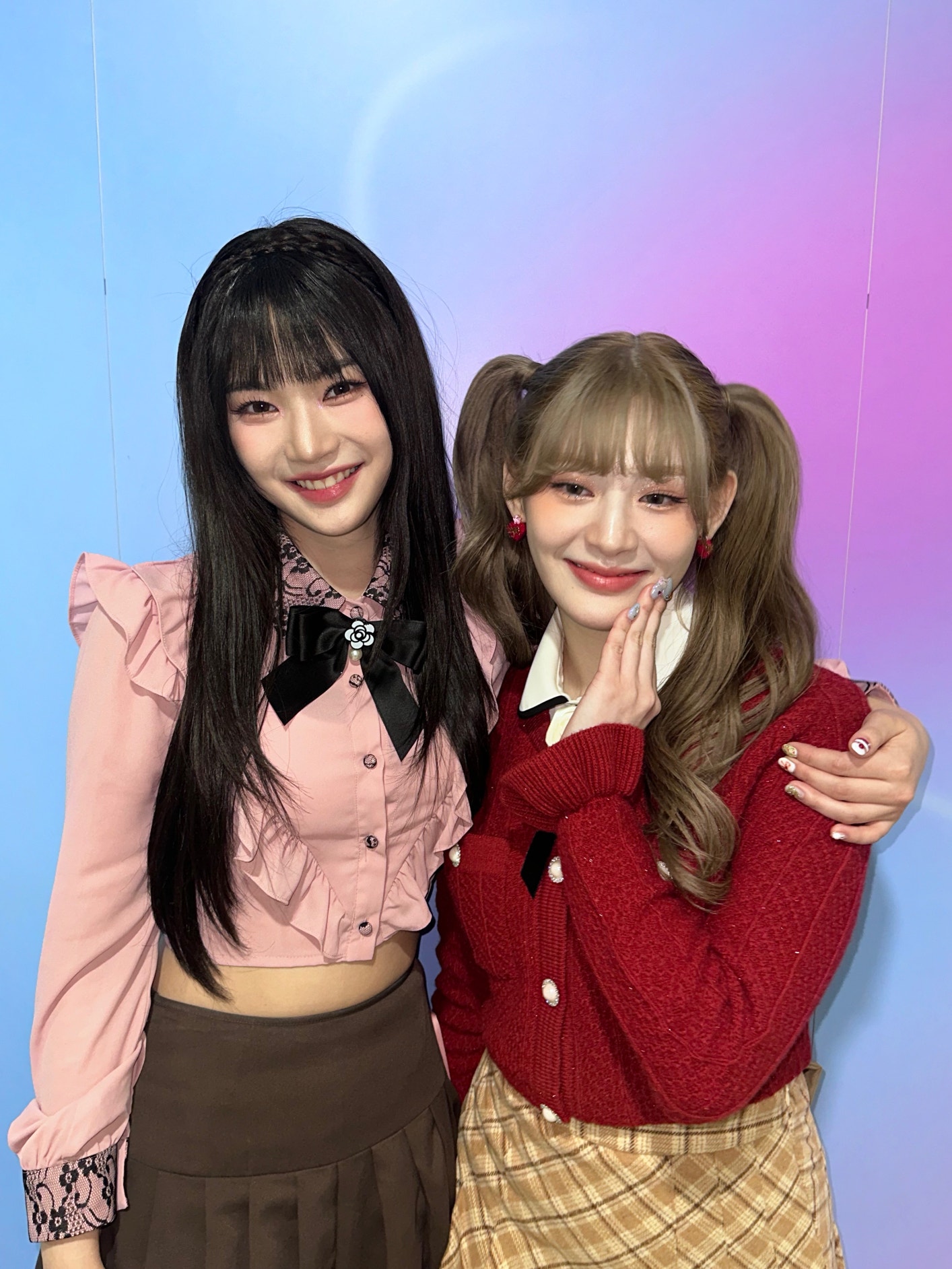 Stayc 커뮤니티 포스트 2024년이니까 아24랑 42좋게 지내 보자구 😘 아이사