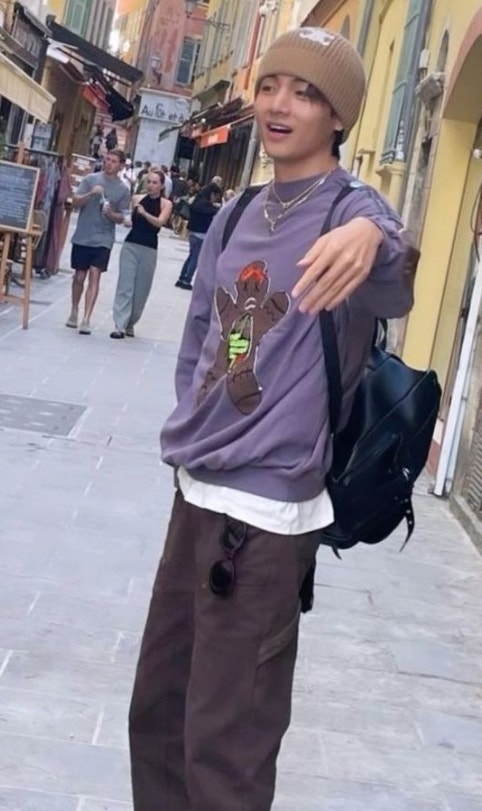 BTS Community Post - Cuando Tae se puso el buzo al revez 🤷‍♀️