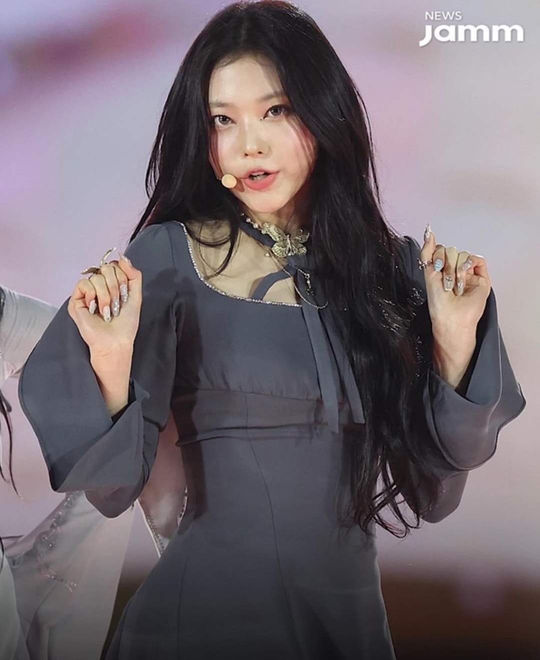 NewJeans Community Post - wow.. Kang Haerin is still photogenic while ...