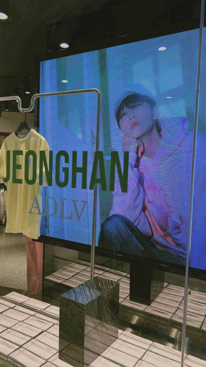 Seventeen Community Post 아 맞다 갑자기 정한이랑 만났다 호주에서 갑자기 옷도 샀다 너무 귀엽당