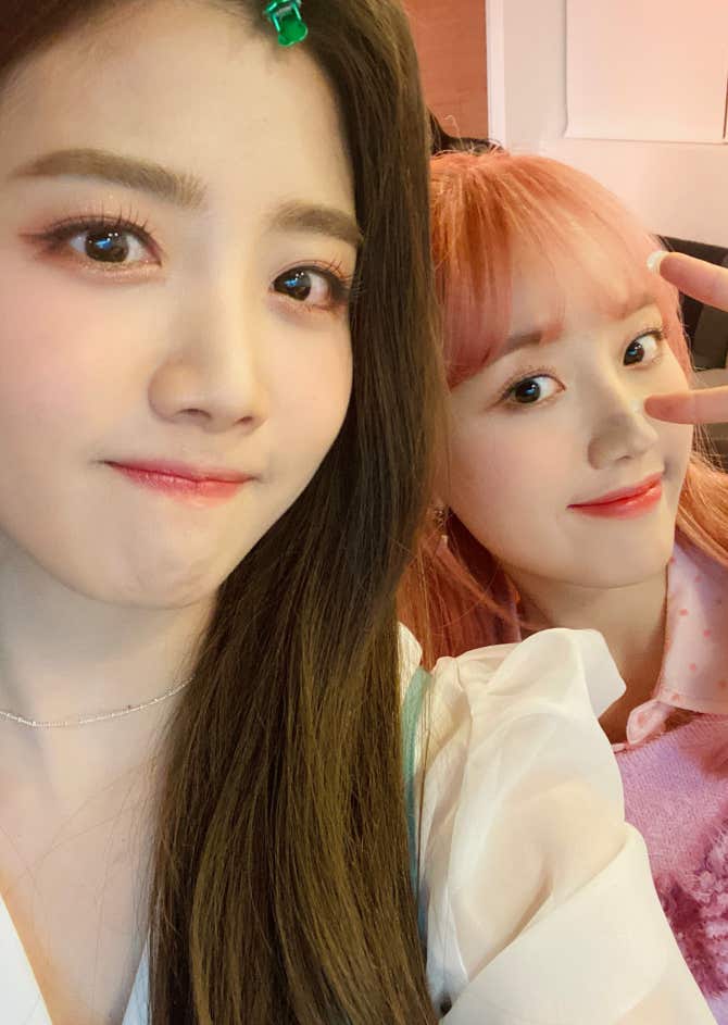 Cherry Bullet Community Posts 언니 생일축하해요💕💕 오늘 하루도 내일도 모레도 늘 행복하고 맛있는거