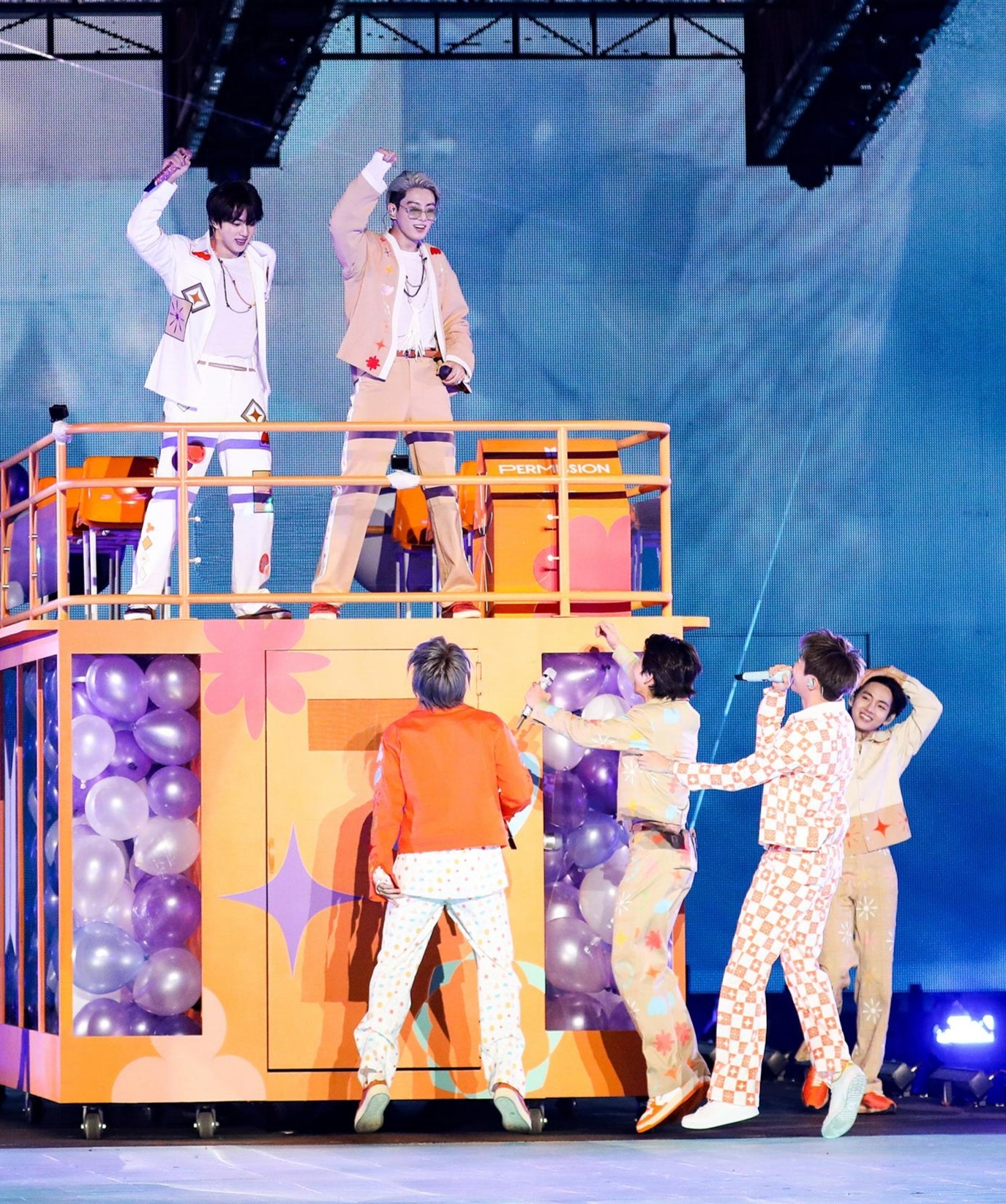 BTS Community Post - ホビ🐿️こんばんは(୨୧ᵕ̤ᴗᵕ̤)⑅ 一週間のお務めお疲れさま(⁎ᵕᴗᵕ⁎) みんな今日も無事に終わったかな🧣 明日はお休みだね𓂃 𓈒𓏸𑁍ꕤ 穏やか ...