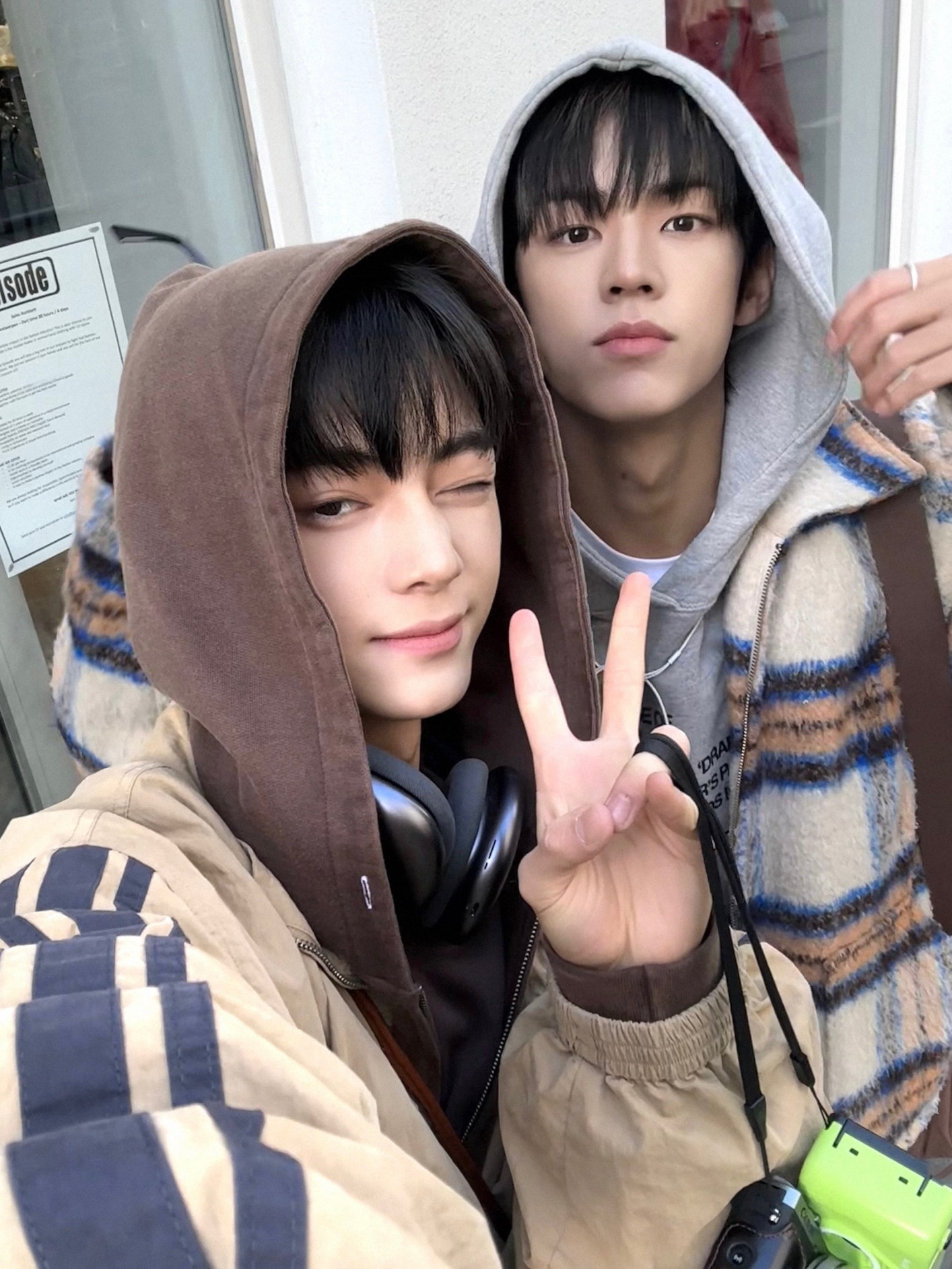 Tws Community Posts 어제 멤버들과 찍은 사진이 너무 보고싶다는 댓글을 보고 도훈이 형이랑 찍은 셀카를