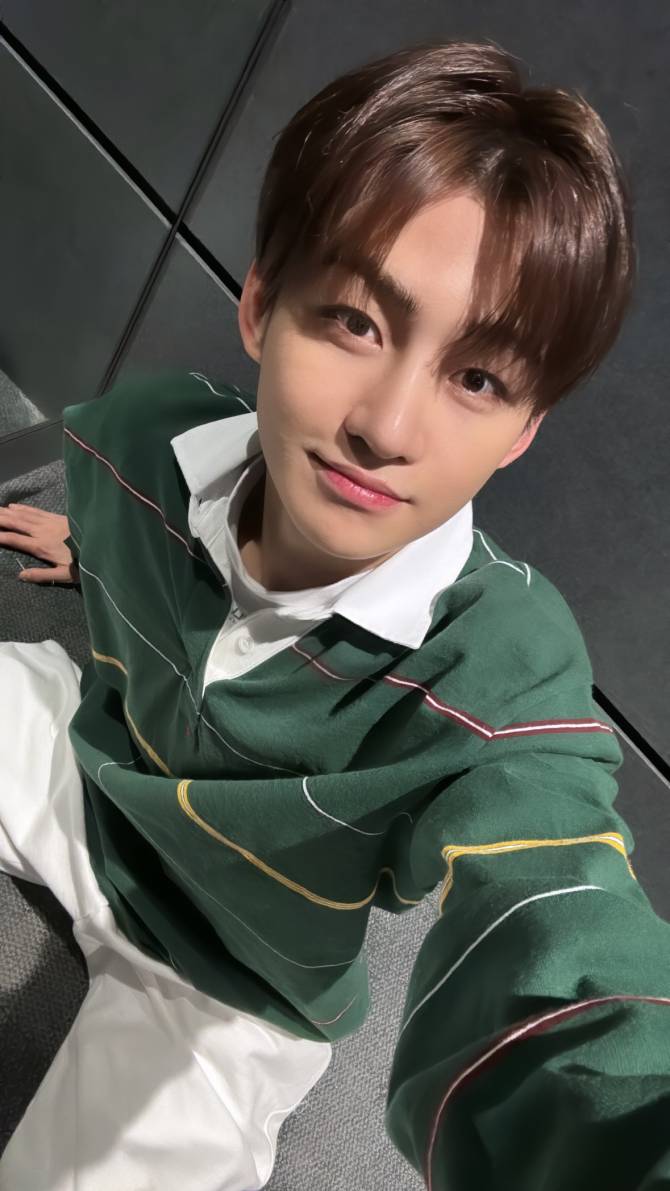 Tws Community Posts 여러분 제 최애 색깔 중 하나인 초록색 착장 입고 셀카 연습 열심히 해봤어예에 오래간만에