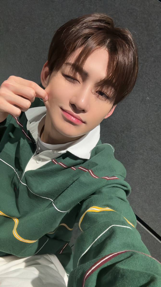 Tws Community Posts 여러분 제 최애 색깔 중 하나인 초록색 착장 입고 셀카 연습 열심히 해봤어예에 오래간만에