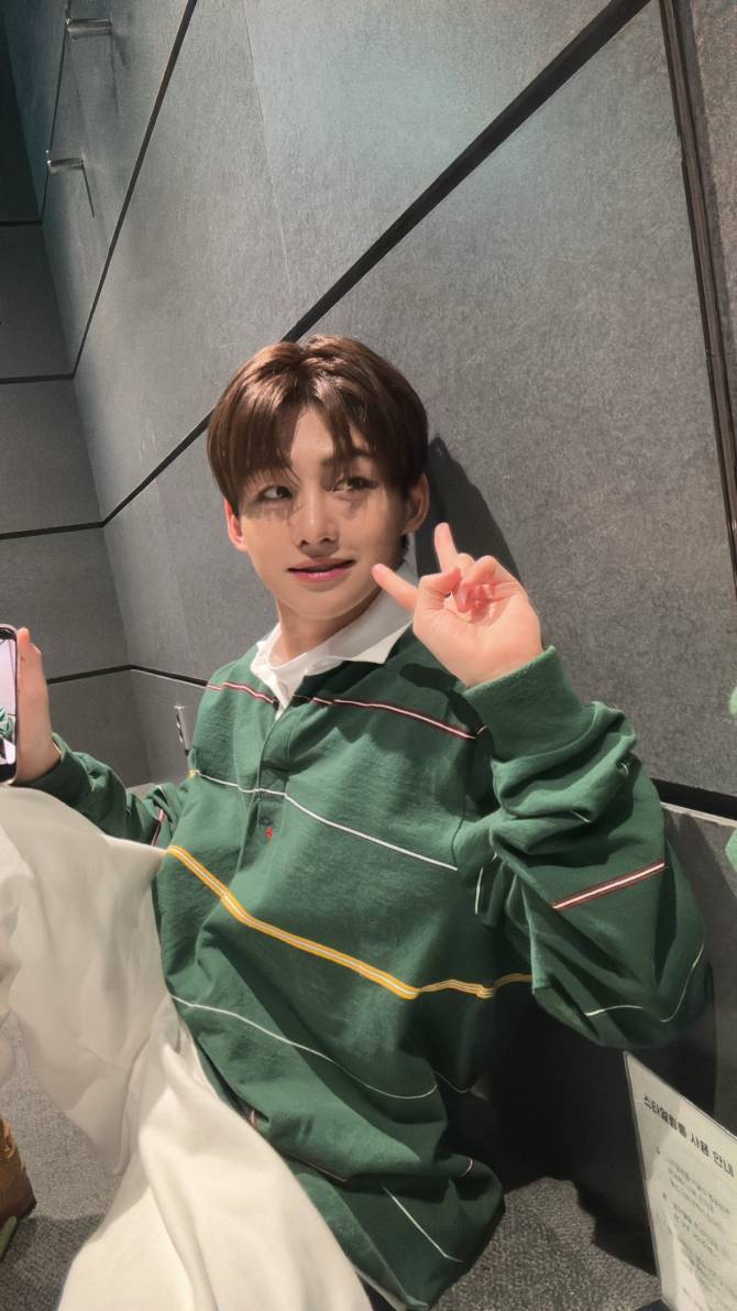 Tws Community Posts 여러분 제 최애 색깔 중 하나인 초록색 착장 입고 셀카 연습 열심히 해봤어예에 오래간만에