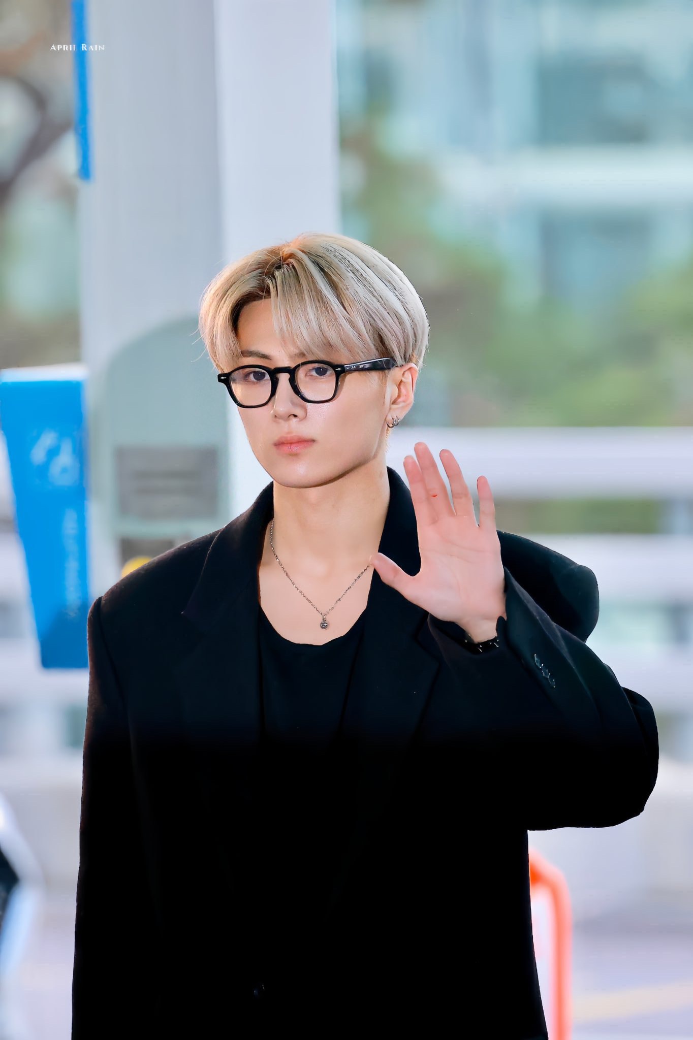ENHYPEN Community Post - JAYY WHAT HAPPENED WITH YOUR FINGER??! are you ...