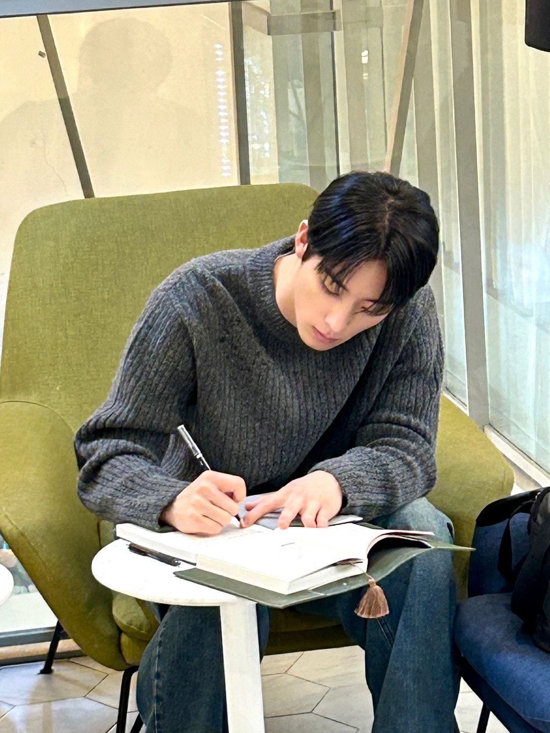 Atbo Community Posts 우리 정승환이 생일 축하한다~~ 오늘 같이 맛있는 거 많이 먹자 ️🎁🎉
