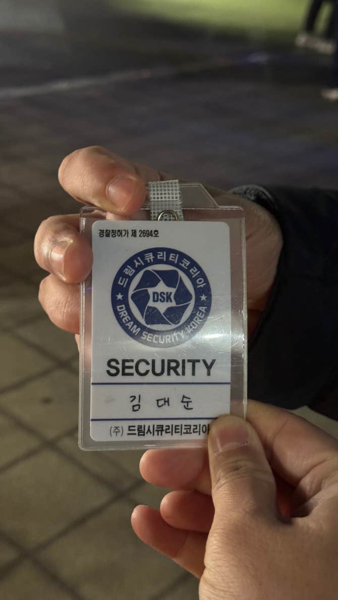 Fromis9 Community Post 어제 프로미스나인 장충체육관 콘서트장에서 자켓을 입은 채 손에 휴대폰을 들고