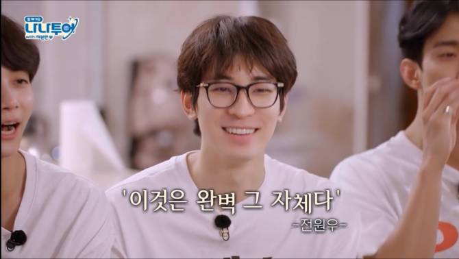 Seventeen Community Post 모든게 짤로도 설명이 가능한 그룹 🩷🩵 나 금요일까지 어떻게 기다리냐 ~ 설레게