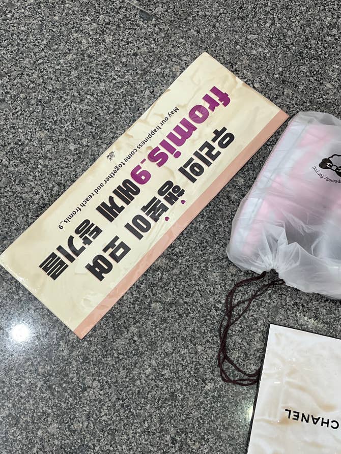 Fromis9 Community Post 아기들,캐리어에 Br 우유 한 병을방금 상자를 열었는데 우유가 새더라고요