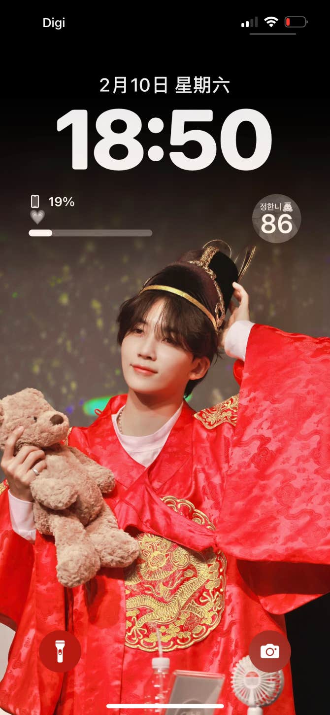 Seventeen Community Post 새해라서 정한이 재신님 옷 입은 사진 핸드폰 배경화면으로 바꿨어요ㅋㅋㅋ