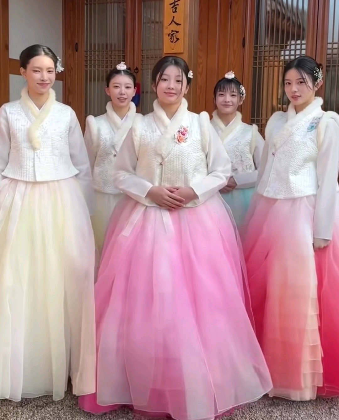 ILLIT Community Post - wonhee futur center