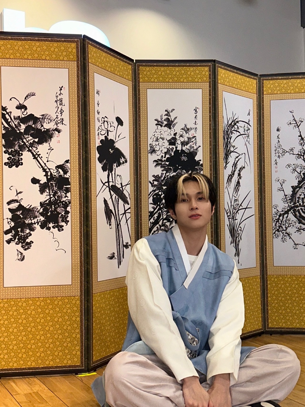 WHIB Community Posts - 새해 복 많이 받으세요 (꾸벅) - UGeon