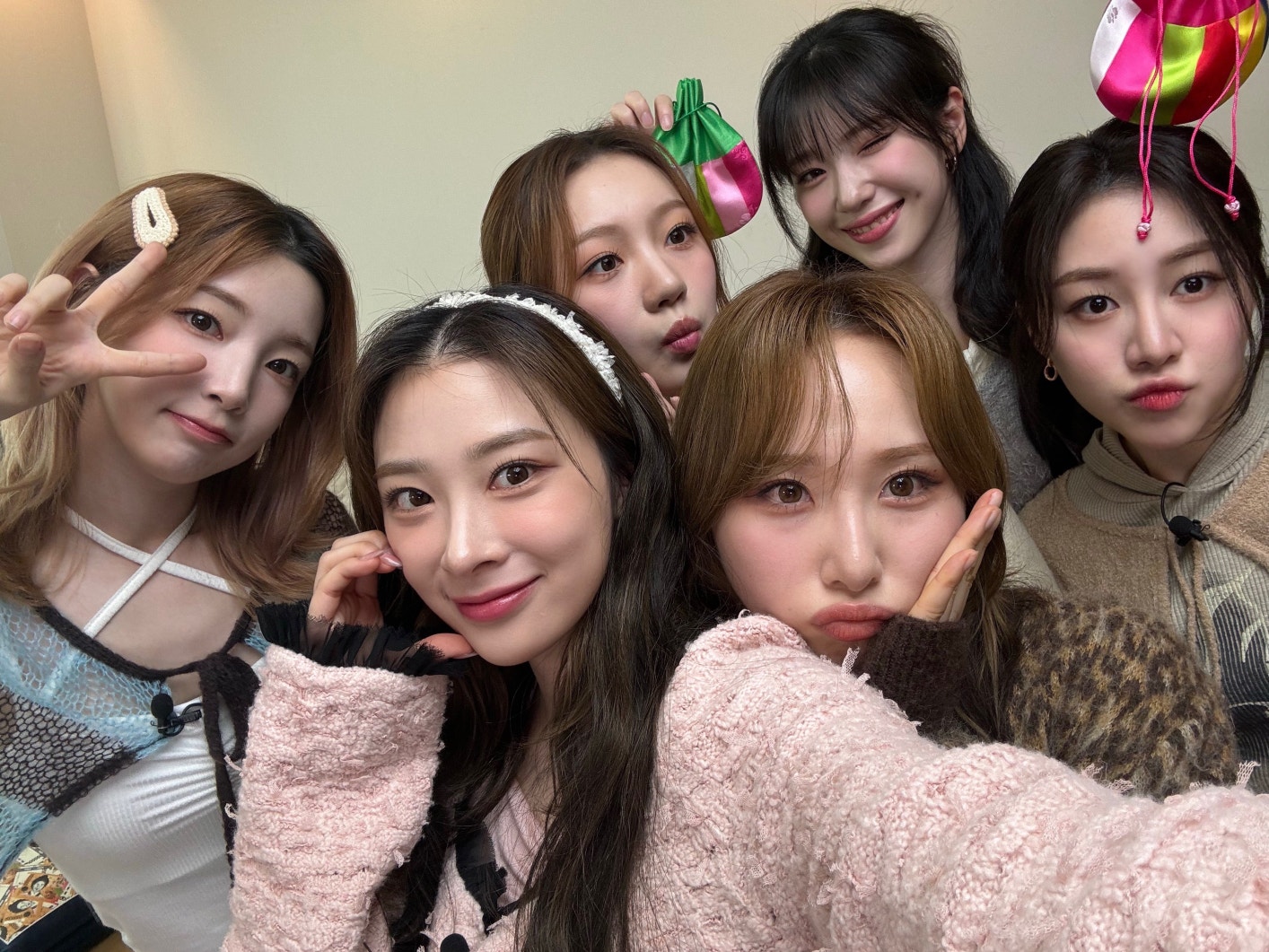 Rocket Punch 커뮤니티 포스트 연휴 마지막 날이니까 켓치들 힘내라고 셀카 투척🥰