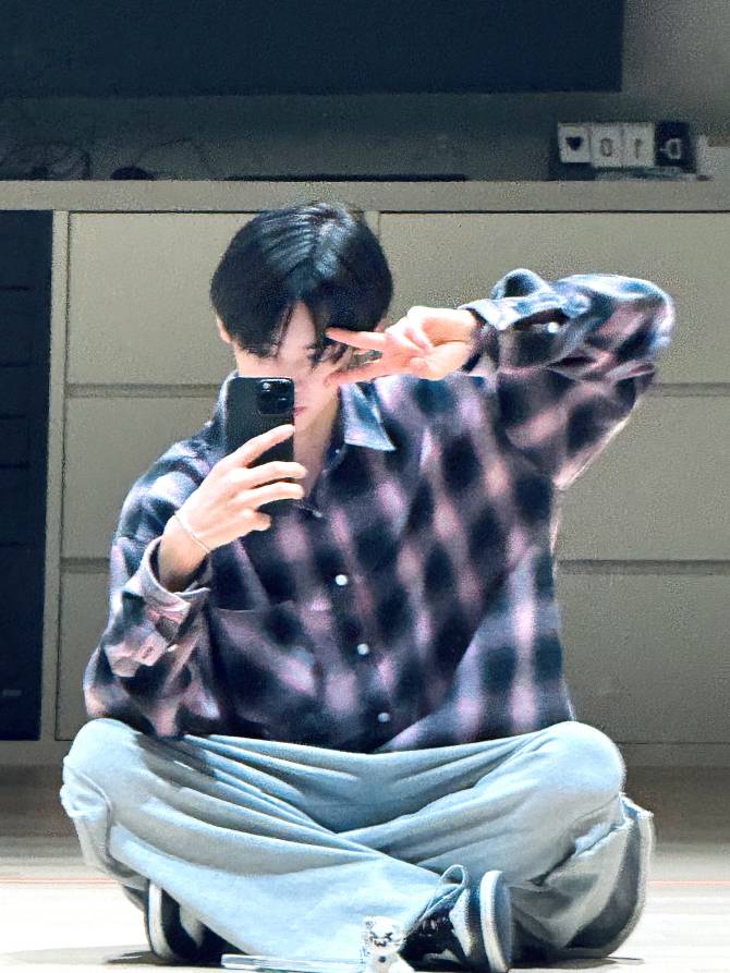 Tws Community Posts 오늘 다들 어떻게 지냈어요식사 맛있게 했나요 연습하고 찍은 사진인데 머리카락이 땀