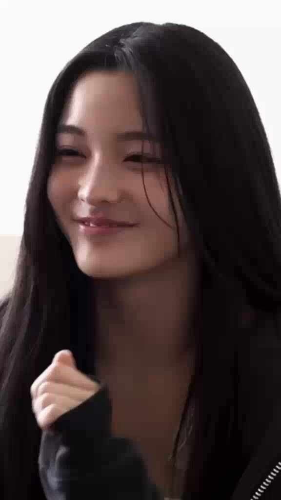 ILLIT Community Post - Stunningᡴꪫᰔᩚ