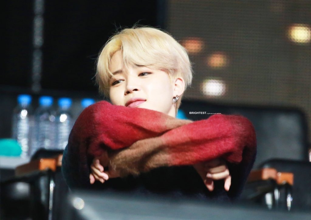 Bts Community Post 💫 지민시 ⏰jimin Time 민아 가만히 속으로 네 이름 되뇌이는 지민시 𝙒𝙀 𝙇𝙊𝙑𝙀