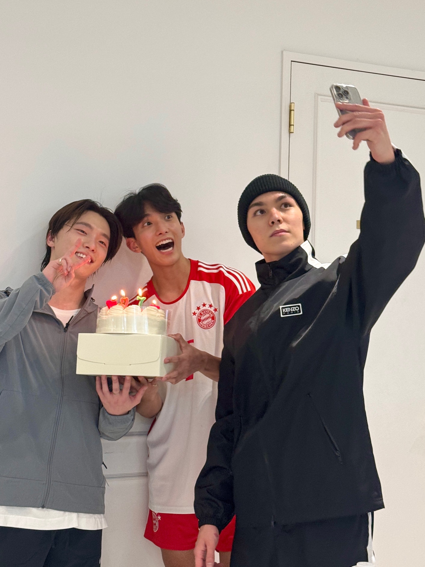 Seventeen Community Post 도겸이랑 버논씌 생일축하해~우와ㅏㅏㅏㅏ 지금까지 열심히 달려와줘서