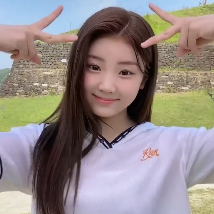 ILLIT Community Post - Introduction Wonhee