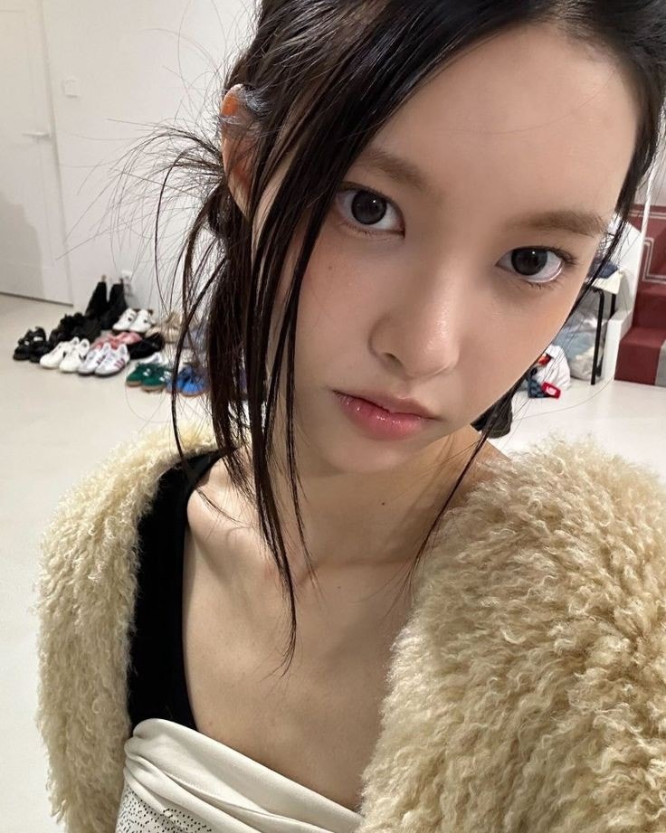 ILLIT Community Post - good night sweet ppl here ~ 🫶🏻🩷 good night ...