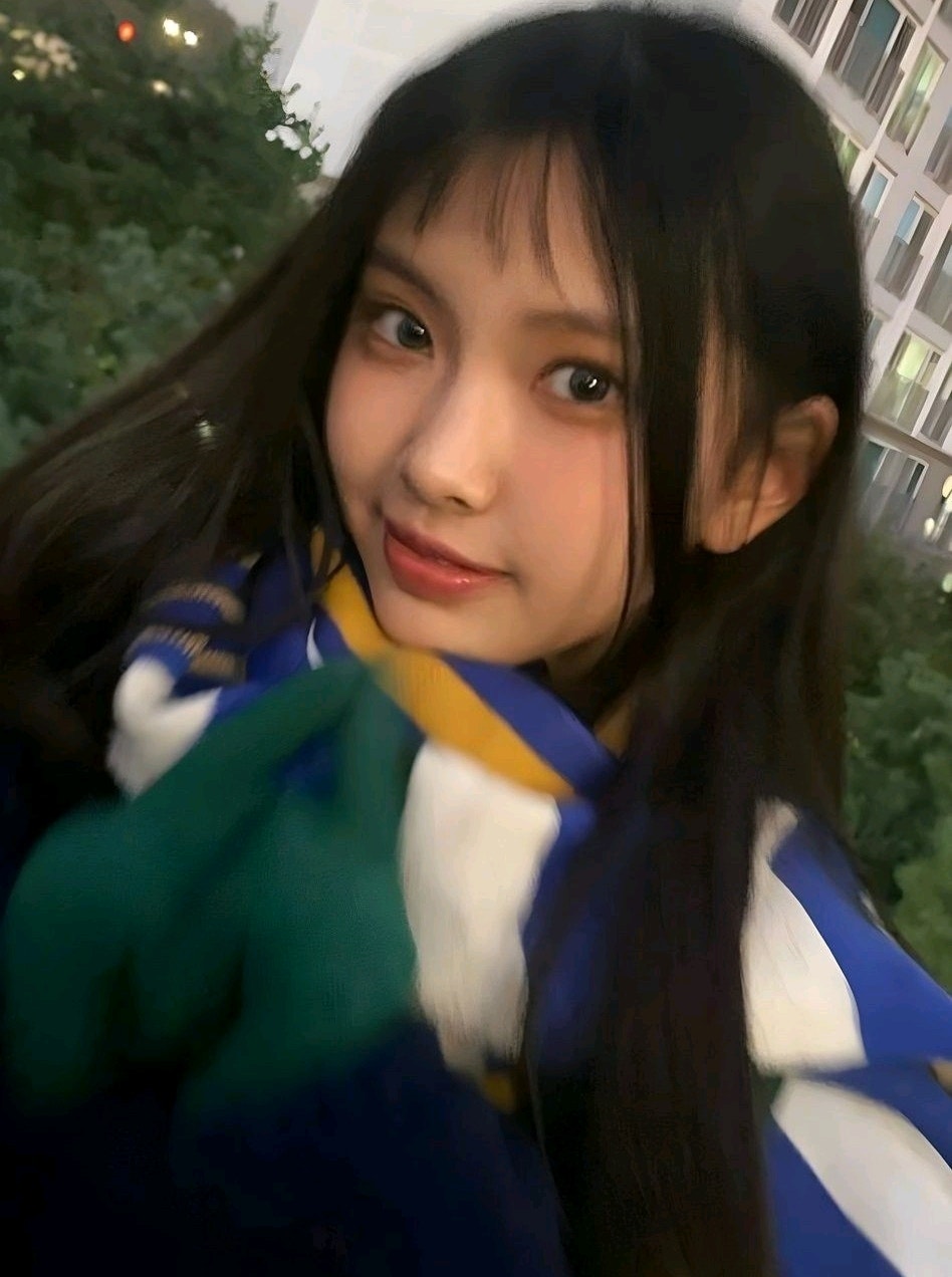 NewJeans Community Post - She's always a beautiful girl 🥰🐥🐥💜💜💖 Pretty ...