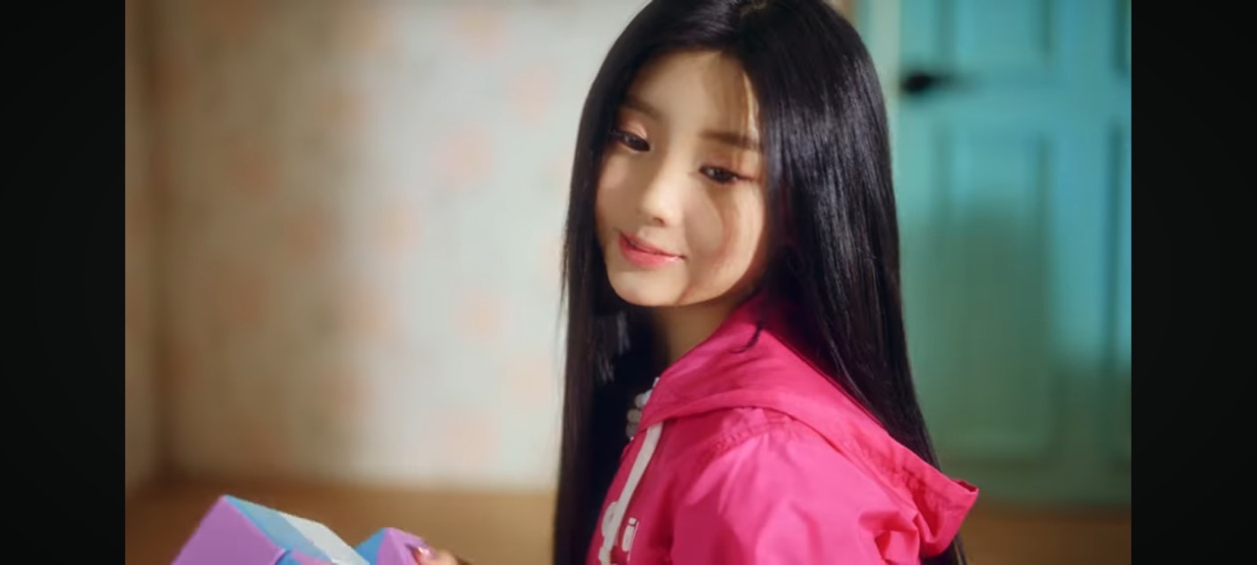 ILLIT Community Posts - lee wonhee?? effortless pretty.