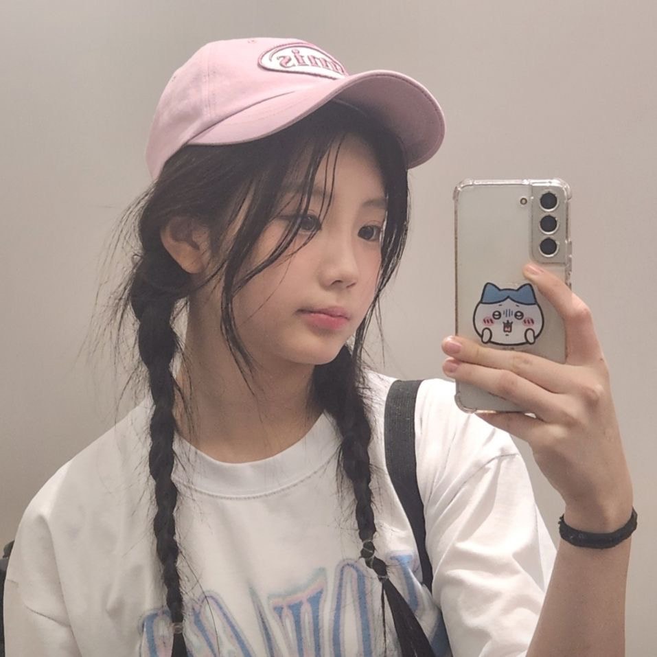 ILLIT Community Posts - I WANNA CHANGE MY PFP BUT IDK WHICH ONE SO ...