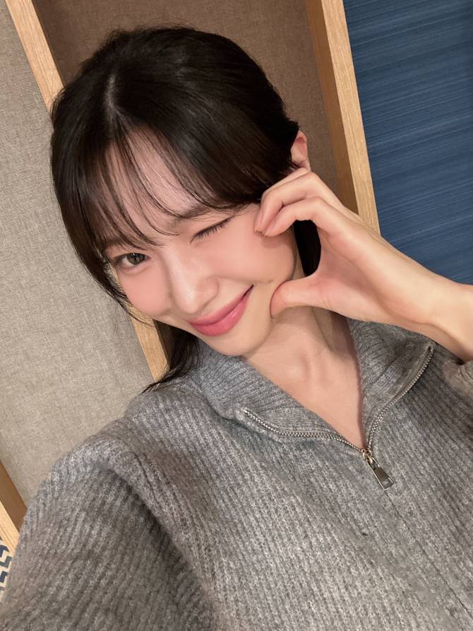 Rocket Punch Community Posts 셀카 한바가지🩷 좋은밤보내기🫶 Suyun