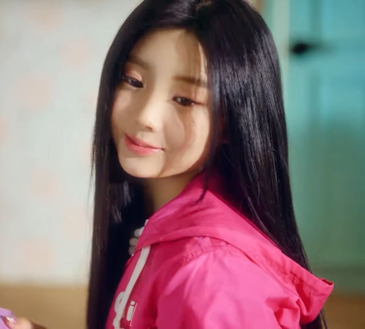 ILLIT 커뮤니티 포스트 - yall my non kpop friend said this girl is soo pretty ...