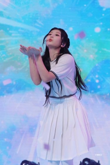 Illit Community Posts Du Du Duduuu 。•̀ᴗ 🪄💓💓💓 Have A Nice