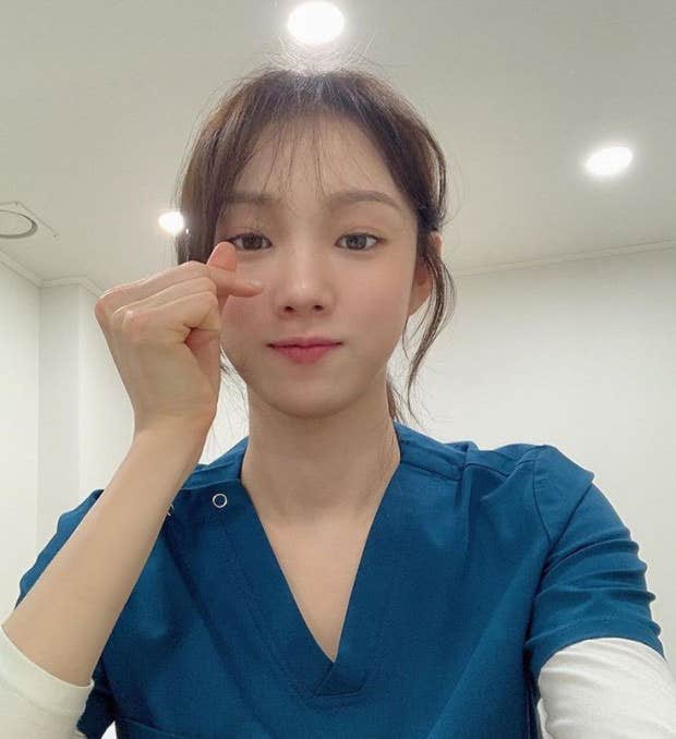 Lee Sung Kyoung Community Posts 언니 나 좀 오랜만에 왔는듯 아니 내일 우리 언니 생일이야