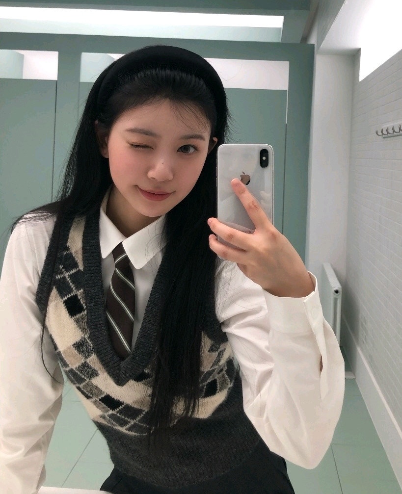 ILLIT Community Post - WHY ARE THEY SO PRETTY OMGGGGGG😭😭🤭🤭🤭🤭🩷 🌷🌸🫶🏻💅🏻🎀⭐️ ...