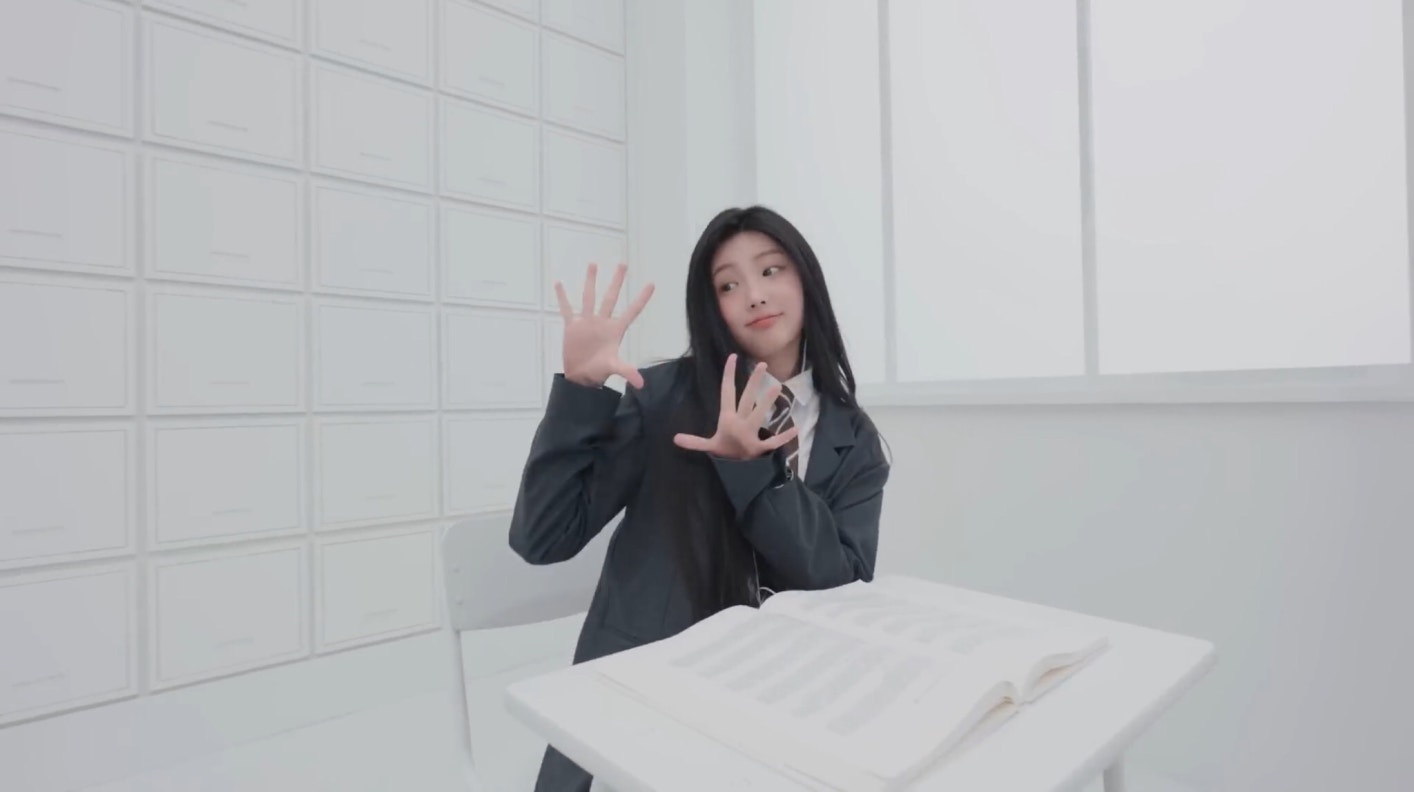 ILLIT Community Post - Wonhee🐥