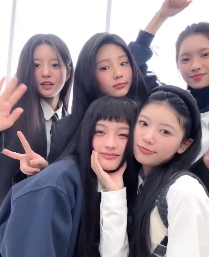 ILLIT Community Post - WHY ARE THEY SO PRETTY OMGGGGGG😭😭🤭🤭🤭🤭🩷 🌷🌸🫶🏻💅🏻🎀⭐️ ...