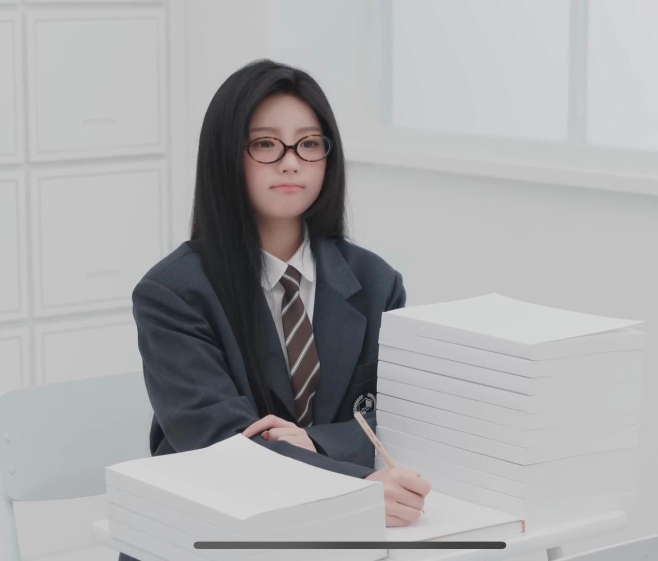 ILLIT Community Post - #wonhee as female clark kent