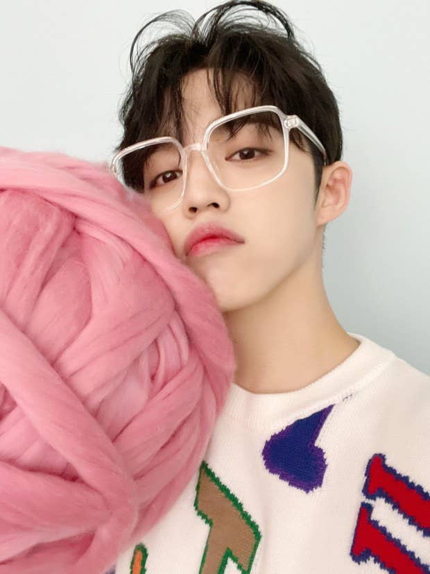 Seventeen Community Post 에스쿱뜨 내 얼굴 보더 작다 하시는 뷴 손좀 들어주셔요 일단 저 손