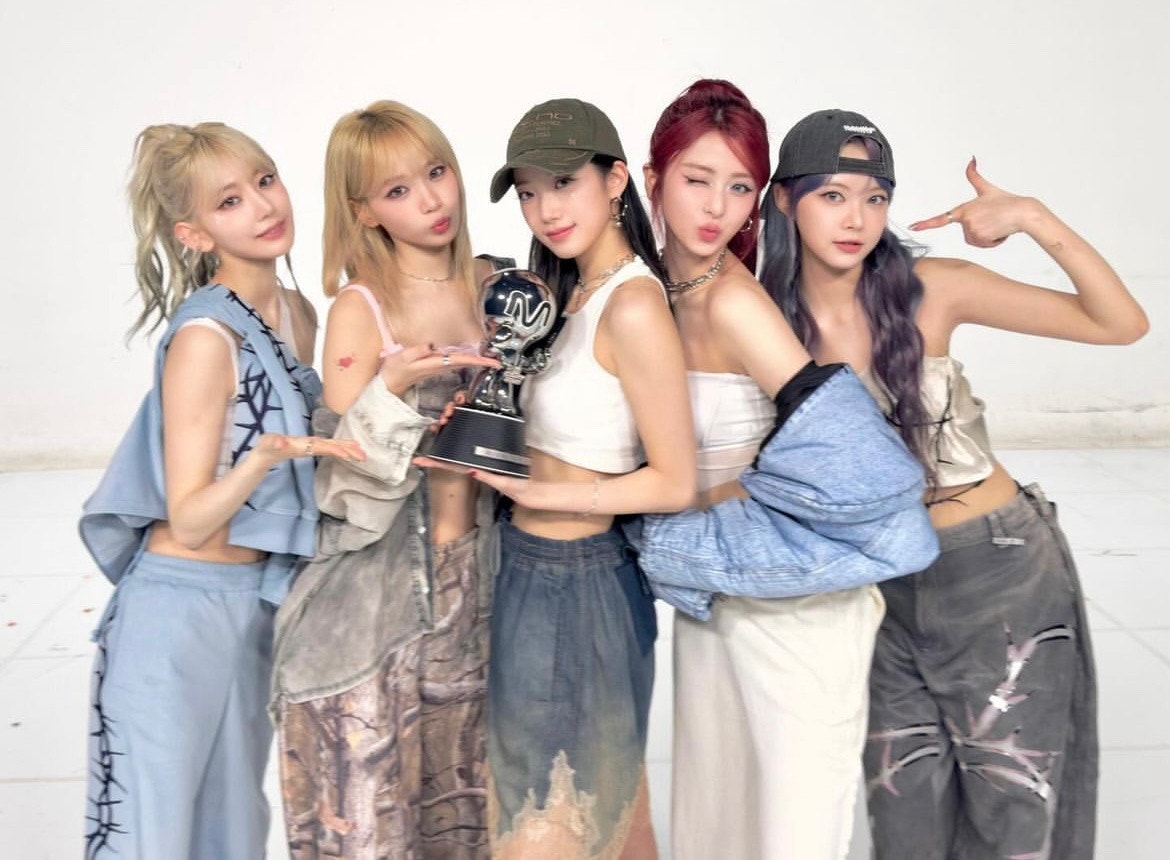 LE SSERAFIM Community Post - 엠카1위🏆 EASY2관왕！！！ 축하드립니다😭