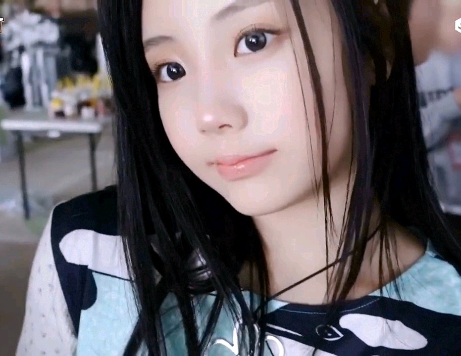 ILLIT Community Post - Lights, camera, action! 📸